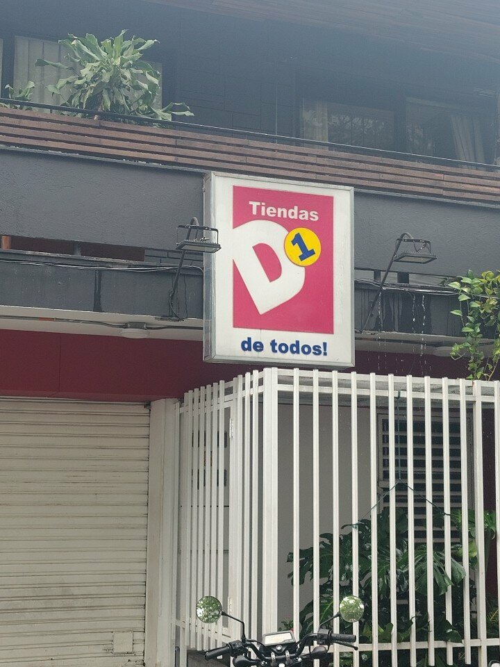 Hipermarket Tienda D1, Medellin, foto