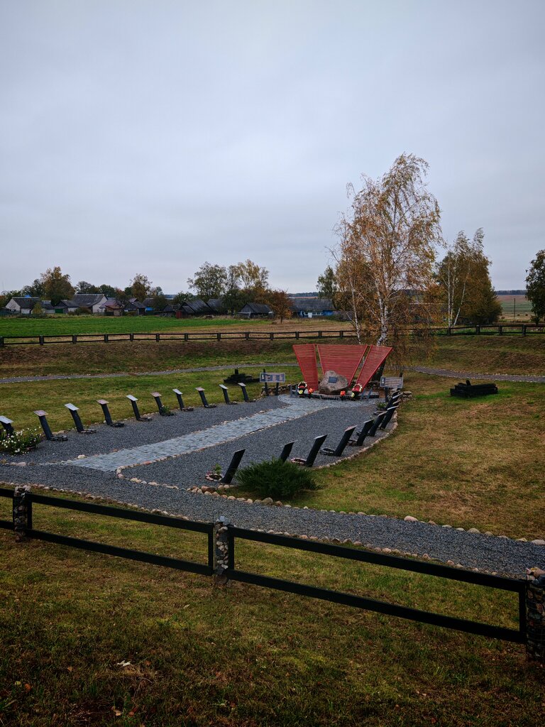 Anıt, heykel Place of memory of burned villages, Minskaya oblastı, foto