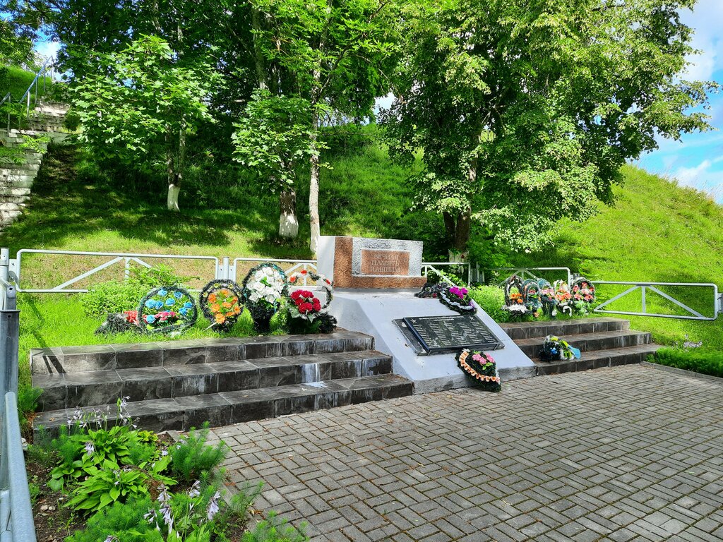 Anıt, heykel Братская могила, Minskaya oblastı, foto