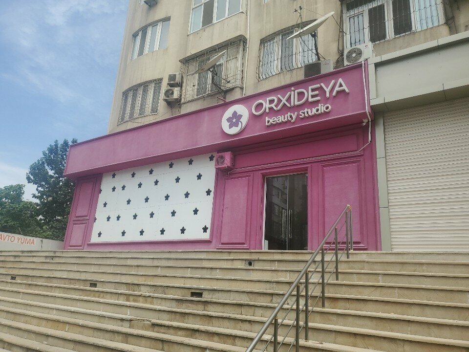 Stil uzmanı, makyöz Orxideya Gozellik merkezi, Bakü, foto