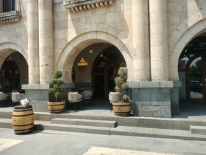 Karas Wine Bar (Republic Square No:2), bar  Erivan'dan