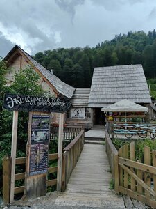 Shishin Yard (Krasnodar Territory, Sochi Resort City Urban District, Gornolyzhny kurort Roza Khutor, velopeshekhodnaya tropa Ozyorny travers), kafe  Soçi'den