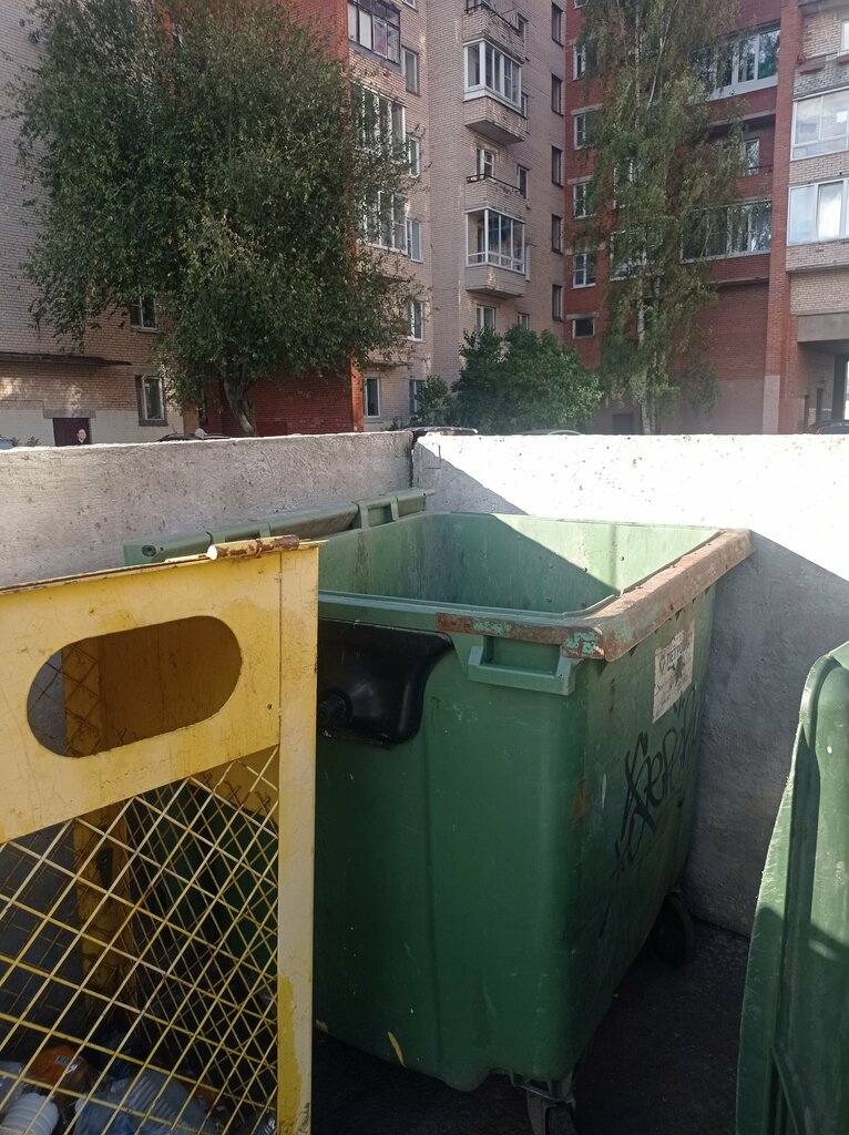 Çöp alanları Trash and garbage disposal area, Peterhof, foto