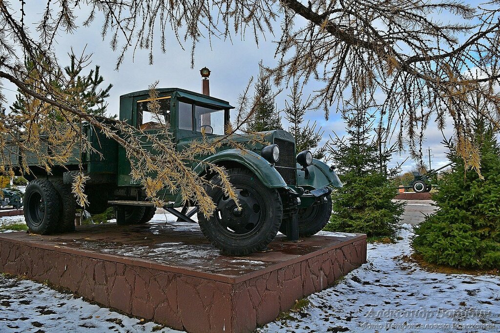 Anıt, heykel Oral-ZIS avtomobilining eskertkishi, Petropavl (Petropavlovsk), foto