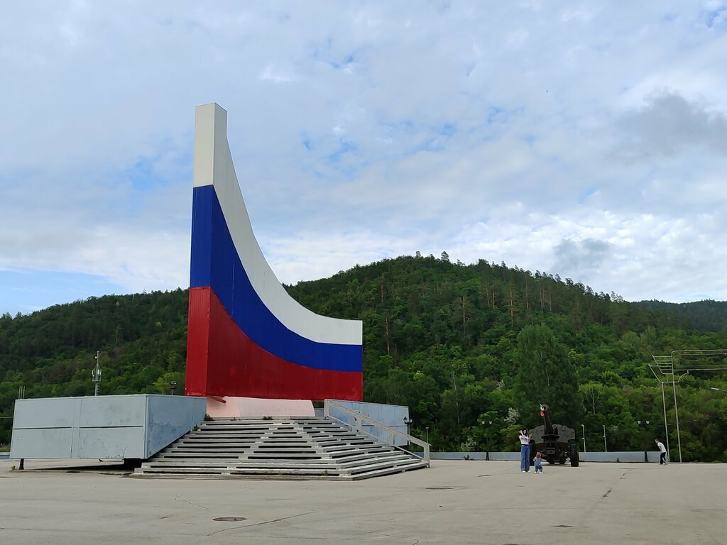 Dekorasyon ve süsleme, onur panosu Декоративное сооружение Флаг России, Jiguliovsk, foto