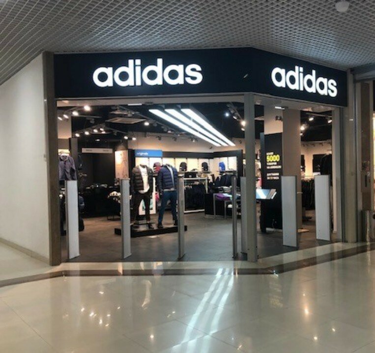 Spor giyim ve ayakkabı Adidas, Novorossiysk, foto