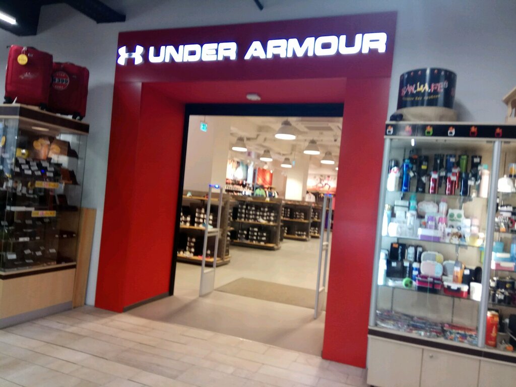 Spor giyim ve ayakkabı Under Armour, Moskova, foto