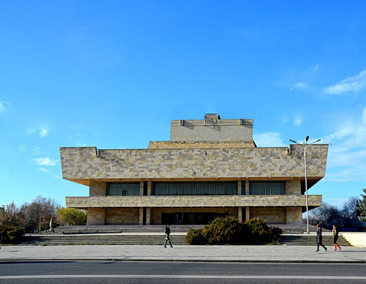 Tiyatrolar Karachayevsky gosudarstvenny dramatichesky teatr, Cherkessk, foto