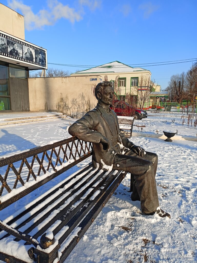 Anıt, heykel Памятник советскому актеру Николаю Рыбникову, Borisoglebsk, foto