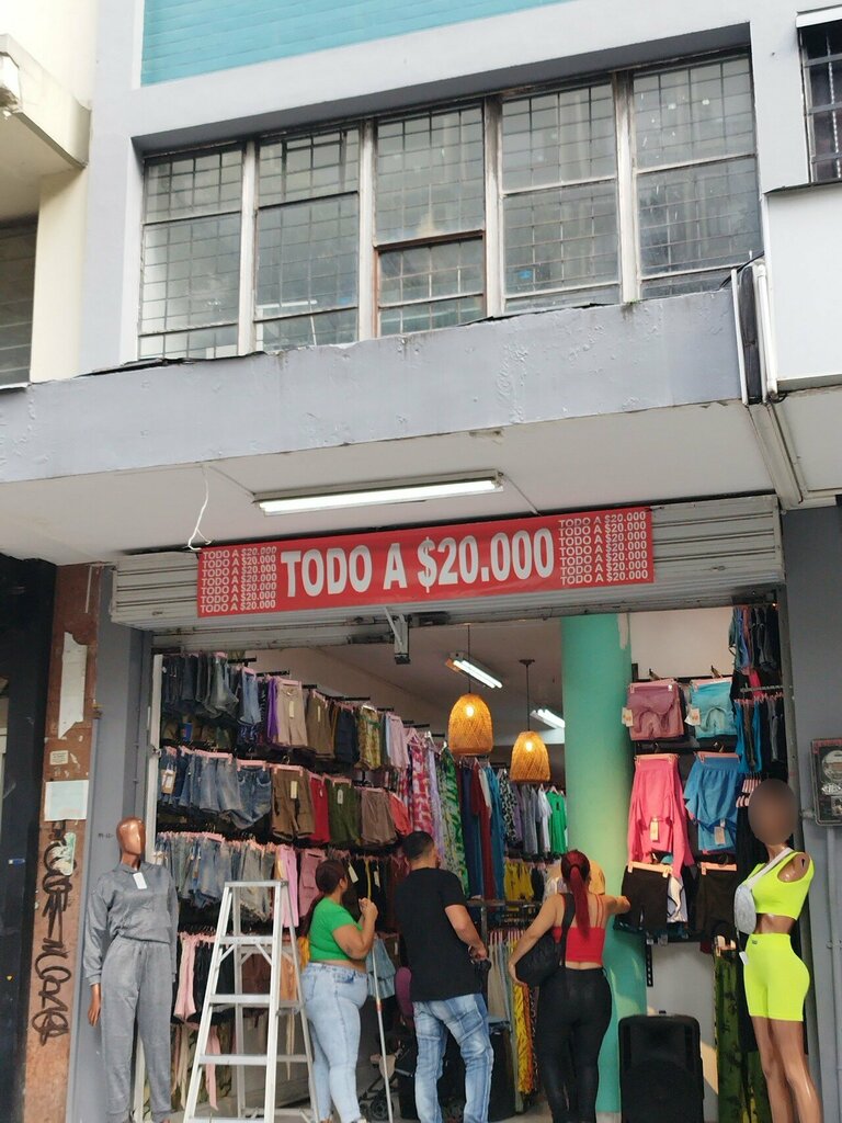 Giyim mağazası Todo at $20000, Medellin, foto