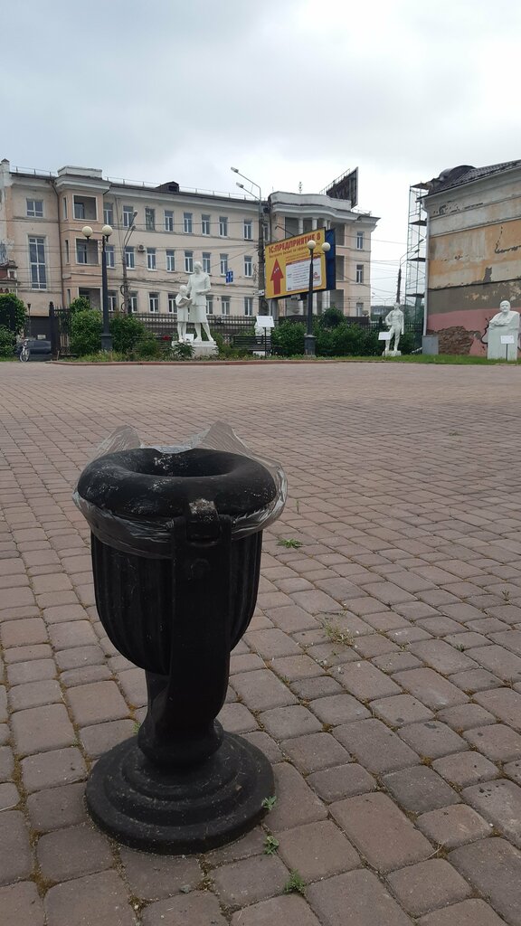 Park, sokak heykeli Девочка с книгой, Nijni Tagil, foto