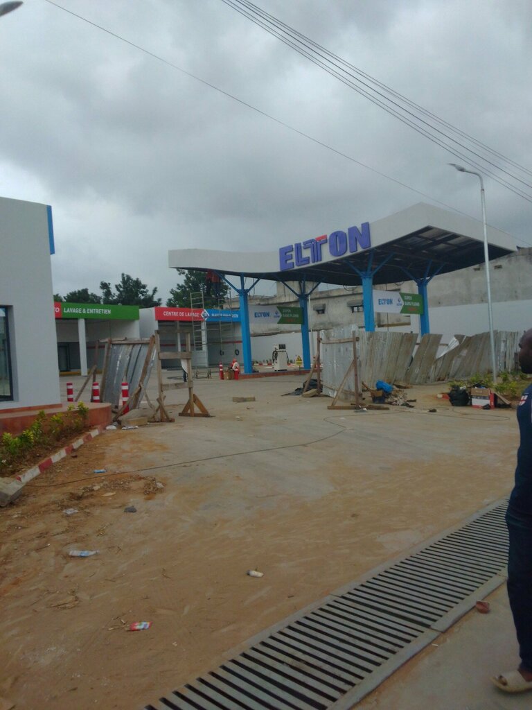 Benzin istasyonu Elton Oil Company Oasis Bagnon, Abican, foto
