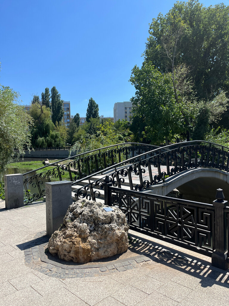 Dekorasyon ve süsleme, onur panosu Камень корпорации монстров, Simferopol (Akmescit), foto