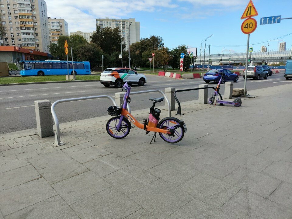 Bisiklet park yerleri Velosipednaya parkovka № 14005 metro Kantemirovskaya, Moskova, foto