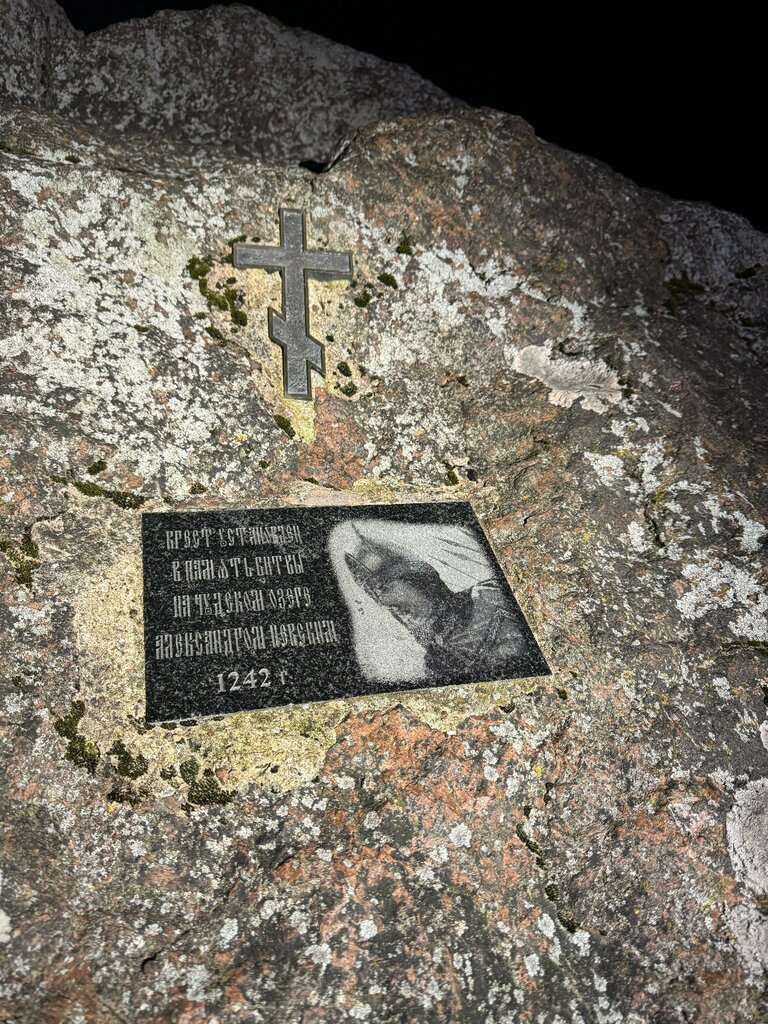 Anıt, heykel Крест в память битвы на Чудском озере, Pskovskaya oblastı, foto