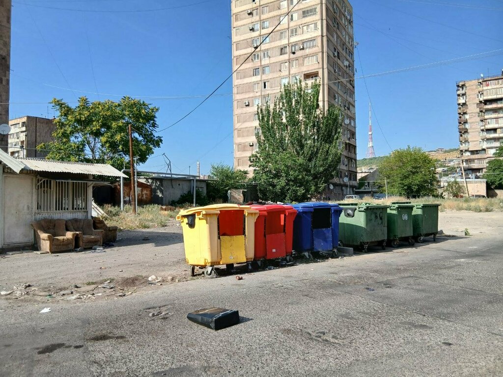 Ayrı çöp toplama noktası Waste sorting point, Erivan, foto