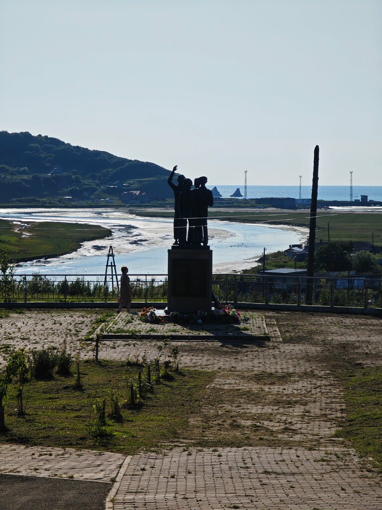 Anıt, heykel Юным сахалинцам-добровольцам, Aleksanldrovsk‑Sahalinskiy, foto