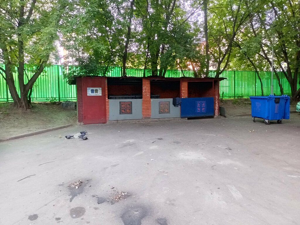 Ayrı çöp toplama noktası Waste sorting, Moskova, foto