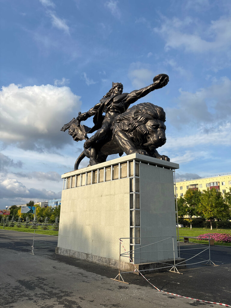 Park, sokak heykeli Урал-батыр, Uçaly, foto