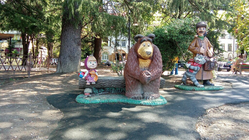 Park, sokak heykeli Masha and the Bear, Soçi, foto