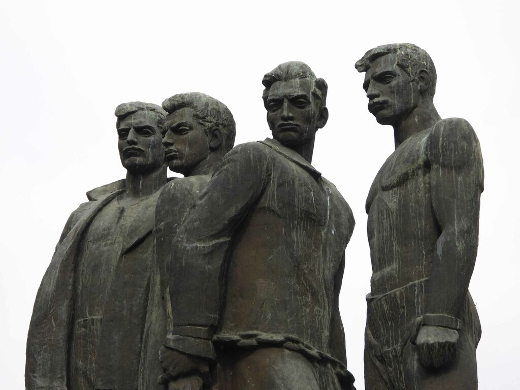 Anıt, heykel Борцам революции, Makhachkala, foto