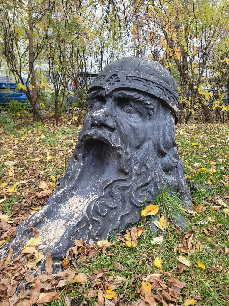 Park, sokak heykeli Богатырь-голова, Moskova, foto
