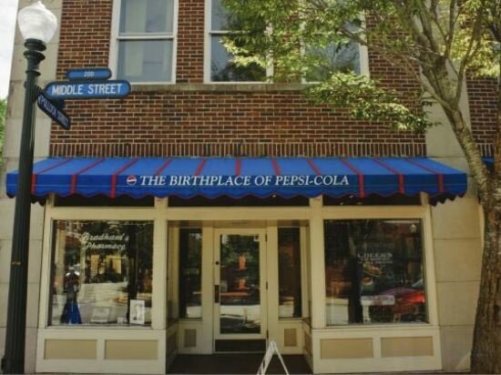 Otel Charming Historical Retreat with River Views - Unique Industrial Haven, New Bern, foto