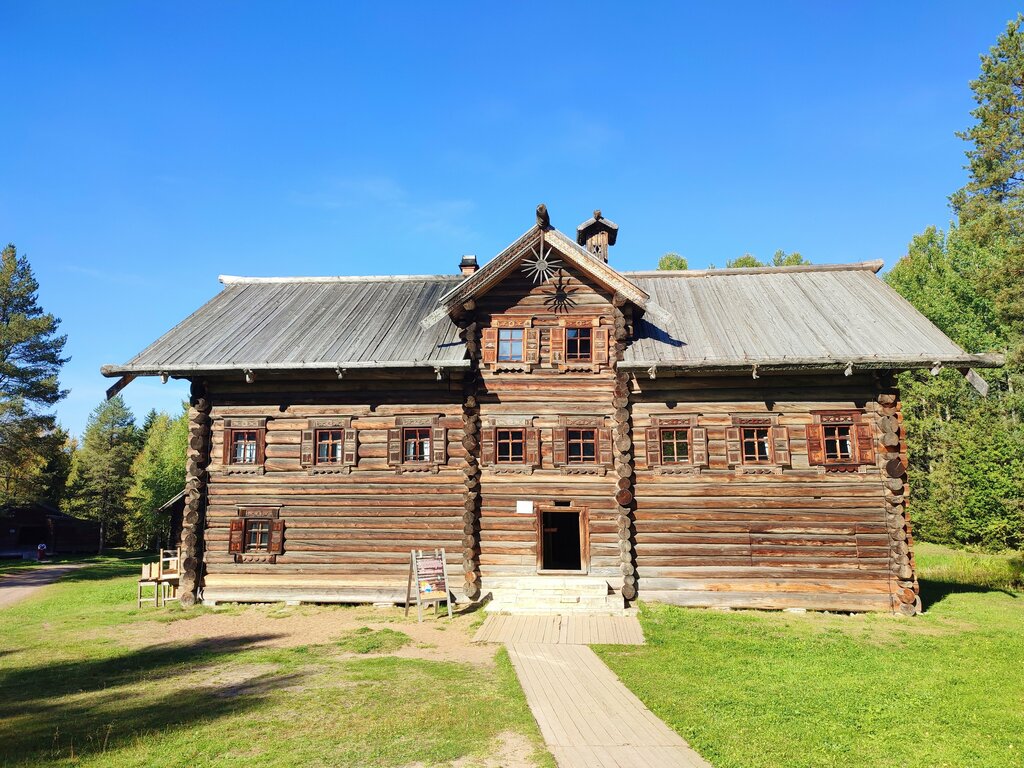 Turistik yerler Дом-двор А.Ф. Пухова из деревни Большие Халуи, Arhangelskaya oblastı, foto