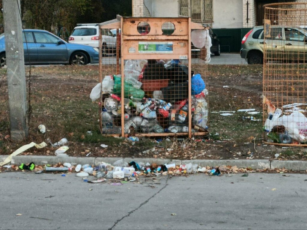 Ayrı çöp toplama noktası Контейнеры для пэт бутылок, Tolyatti (Togliatti), foto