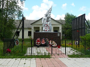 Мемориал Великой Отечественной войны (Kaluga Region, Spas-Demenskiy rayon, selskoye poseleniye Budnyanskiy, selo Budnyanskiy, Shosseynaya ulitsa), anıt, heykel  Kalujskaya oblastından