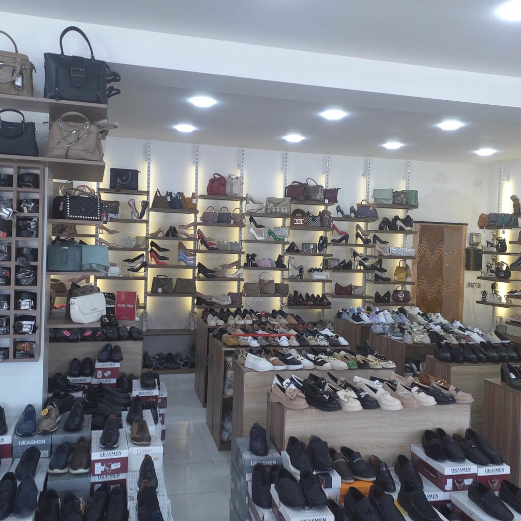 Giyim mağazası Geyim ve ayaqqabi, Bakü, foto