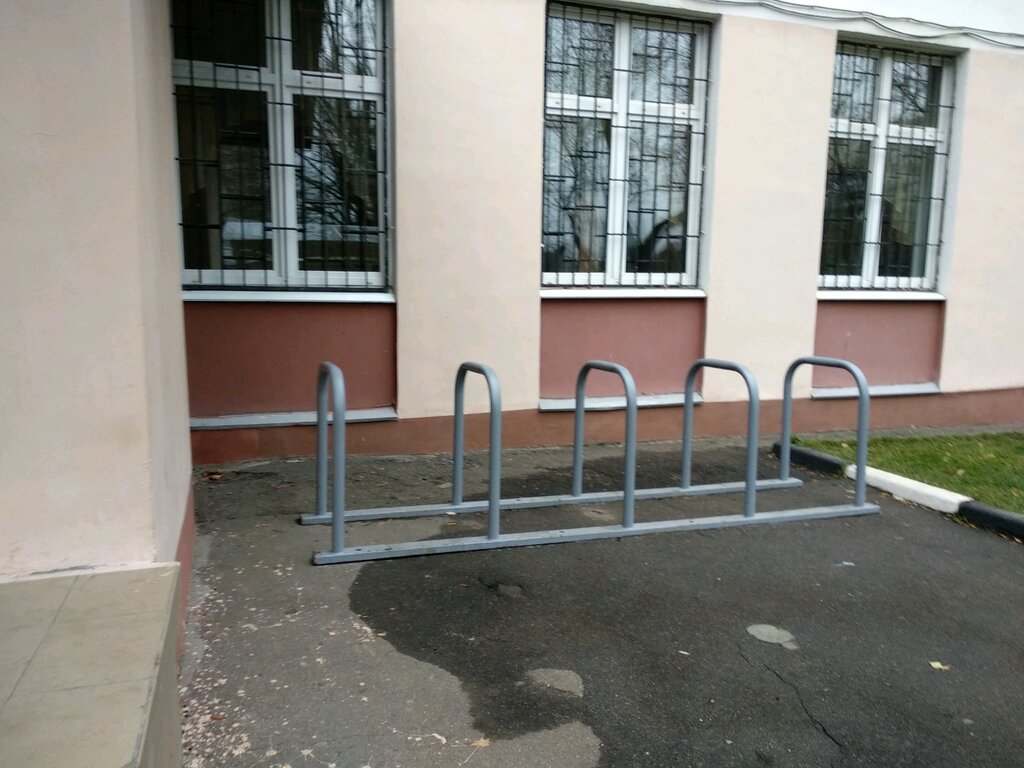 Bisiklet park yerleri Velosipednaya parkovka № 34061 Shkola № 870, Moskova, foto