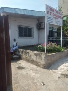 Le Métro (Brazzaville, Commune de Poto-Poto, Rue de Maya-Maya), tıp merkezleri ve klinikler  Brazzaville'den