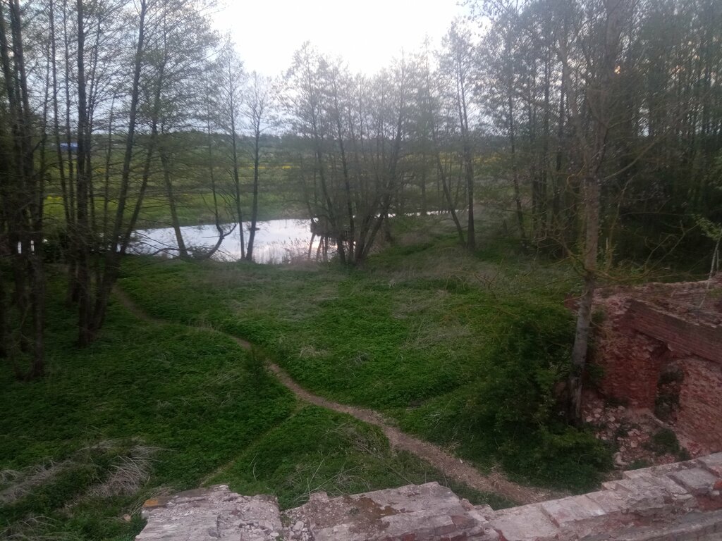 Turistik yerler Руины насосной станции, Minskaya oblastı, foto