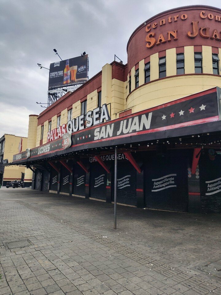 Bar Route 66 Liquors, Medellin, foto