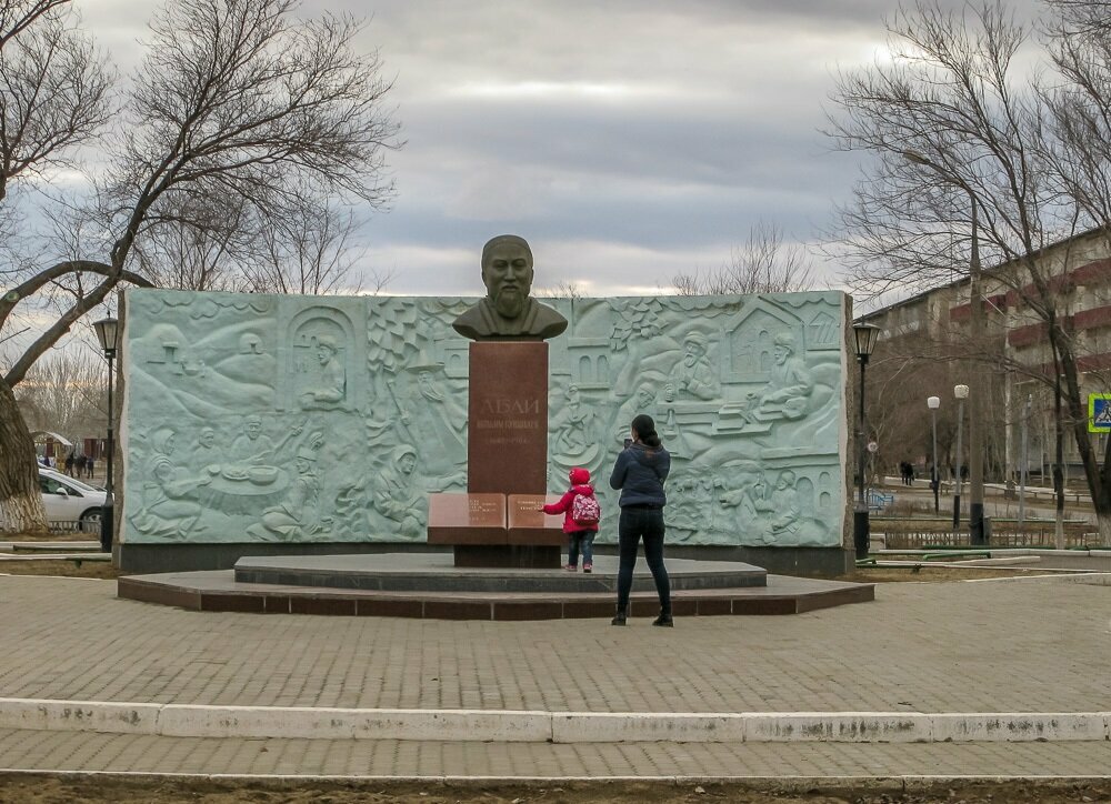 Anıt, heykel Abai Kunanbayev, Baykonur, foto