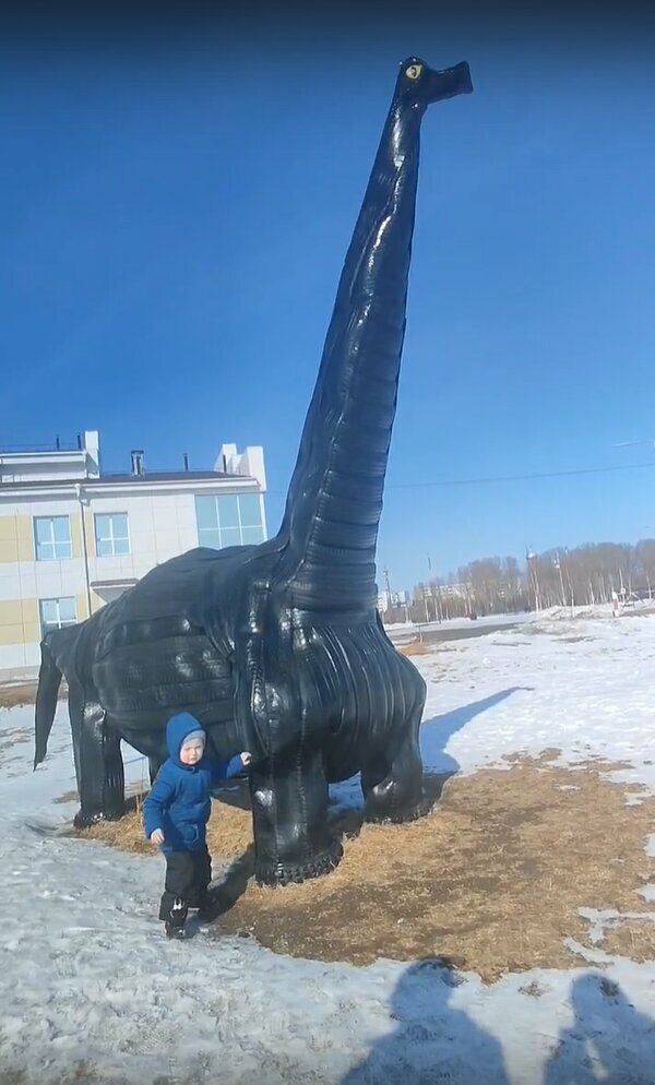 Park, sokak heykeli Лох-несское чудовище, Sharypovo, foto