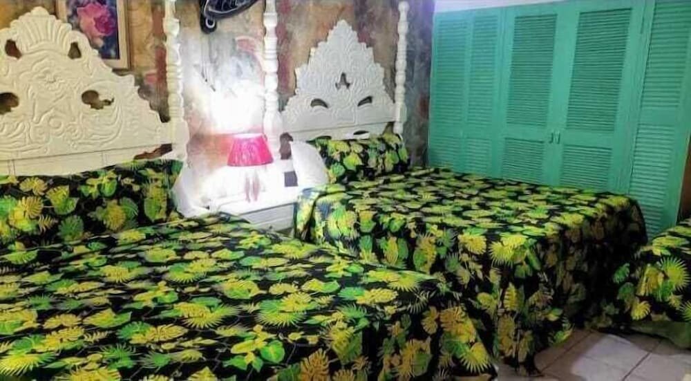 Otel PinkHibiscus Guest House, Montego Bay, foto