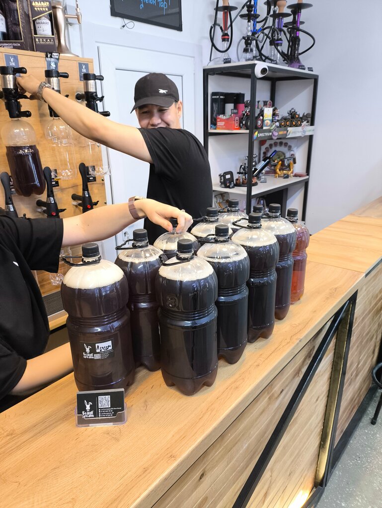 Bira dükkanı White Rabbit, Semey, foto