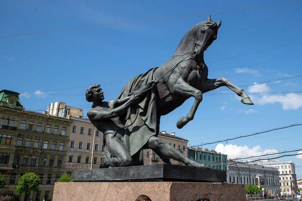 Park, sokak heykeli Осаживающий коня юноша, Saint‑Petersburg, foto