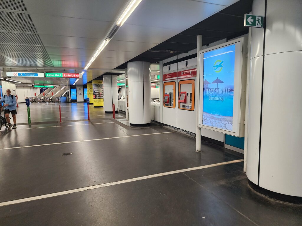 Toplu taşıma durağı Schwedenplatz, Viyana, foto