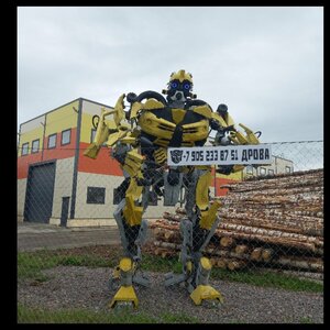 Робот-трансформер Бамблби (Leningrad Region, Kirovsk), park, sokak heykeli  Kirovsk'tan