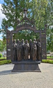 Псково-Печерские старцы (Pskov Region, Pechory, Sobornaya Square), anıt, heykel  Pechory'den