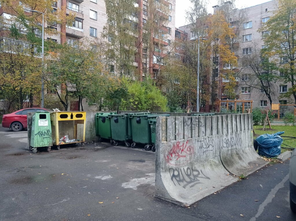 Çöp alanları Trash and garbage disposal area, Peterhof, foto