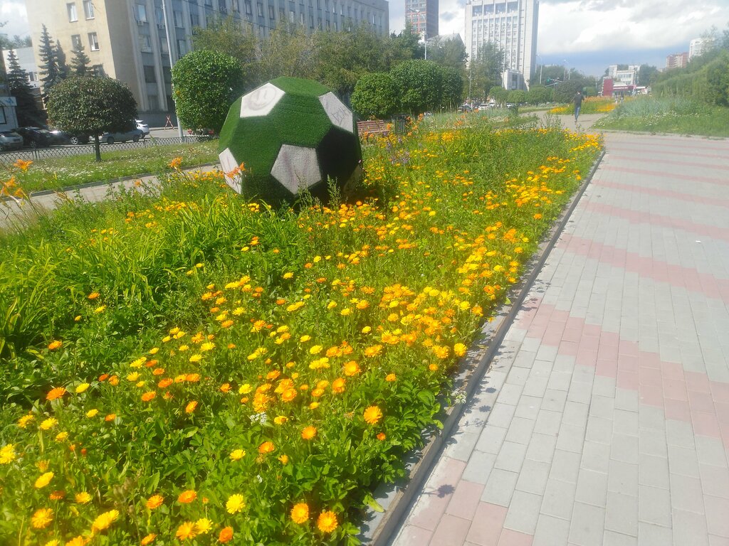 Park, sokak heykeli Мяч, Yekaterinburg, foto