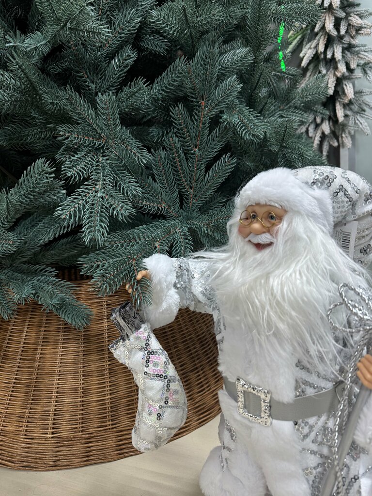 Yapay çam ağaçları ve süsleri Ёлкин сад, Vologda, foto