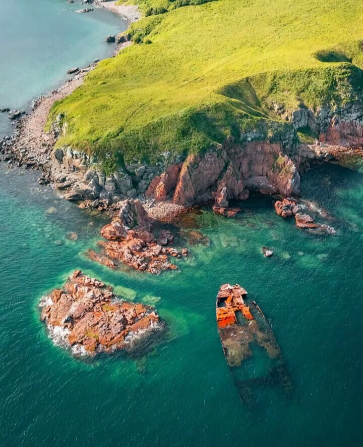 Turistik yerler Полузатонувшее судно Пересвет, Primoriye, foto