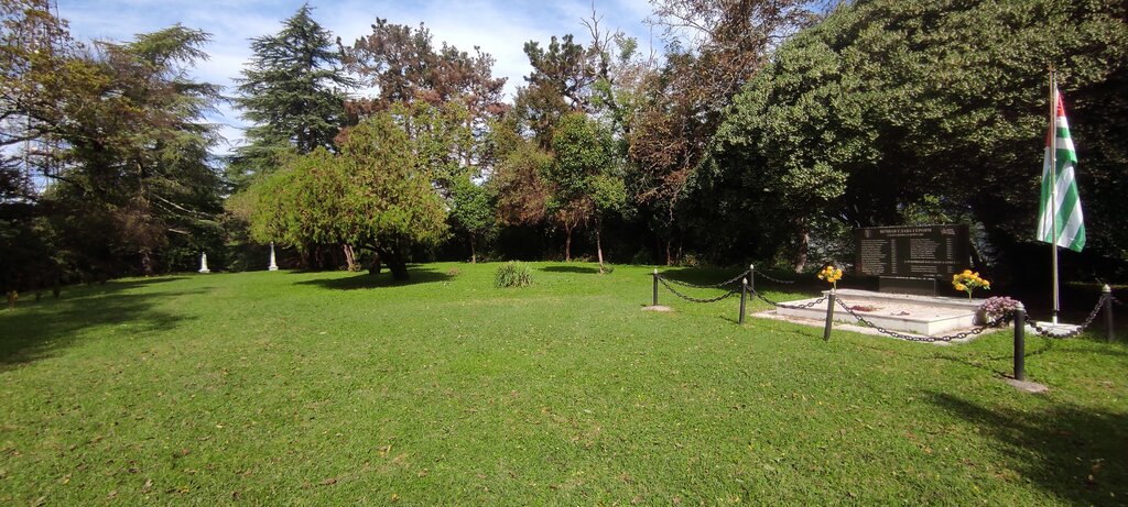 Park, sokak heykeli Освободителям города Сухум, Suhum, foto