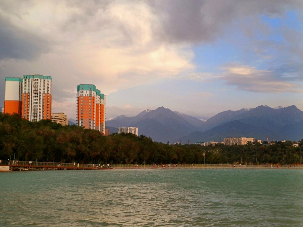 Plaj The eastern shore of the island Cyran, Almatı, foto