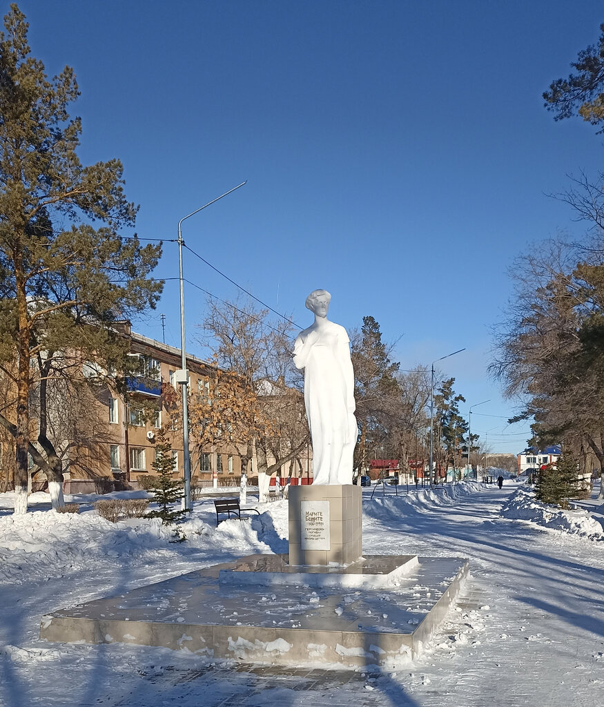 Anıt, heykel Marite Bezhite, Rudny, foto